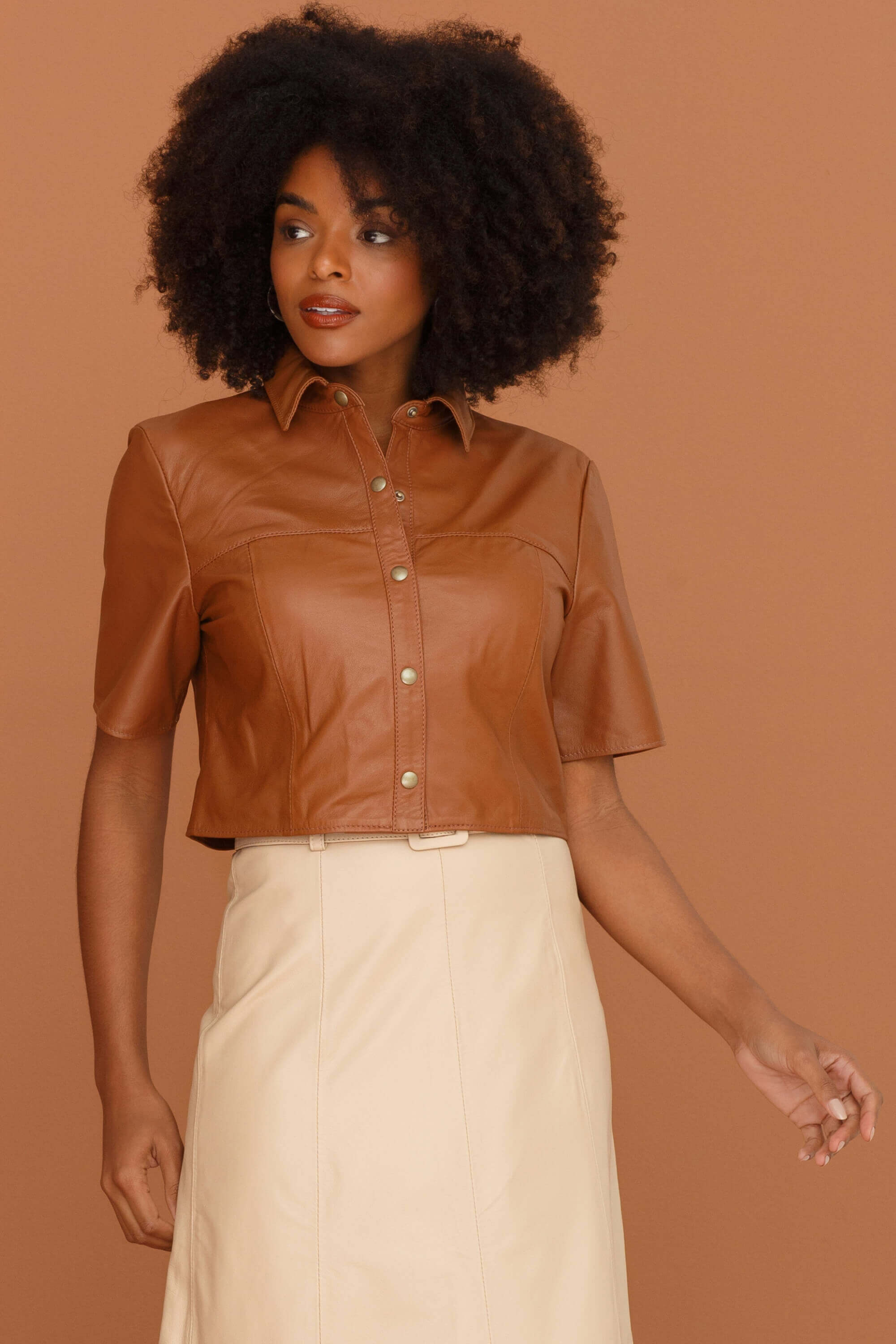 Camisa Cropped em Couro Pelica Trape Caramelo