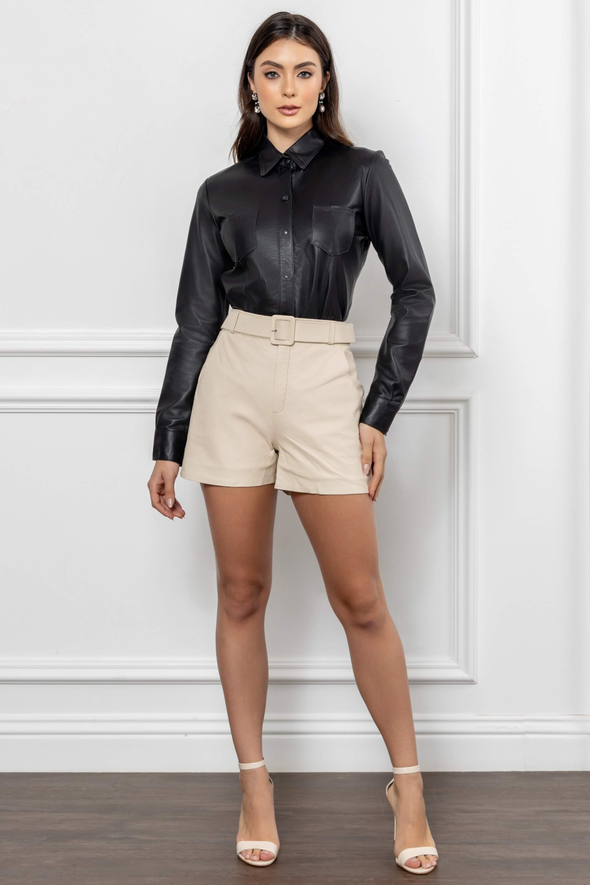 Short em Couro Pelica Off White - Estilo e Sofisticação